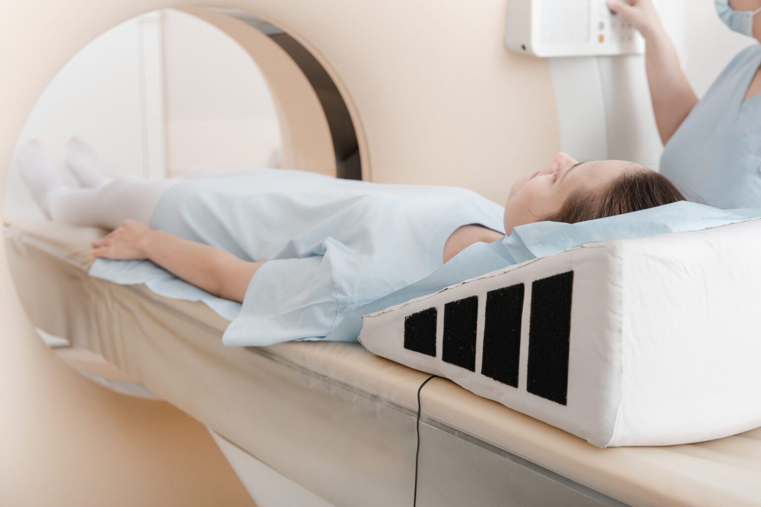 What to expect before, during, and after a CT scan with contrast ...